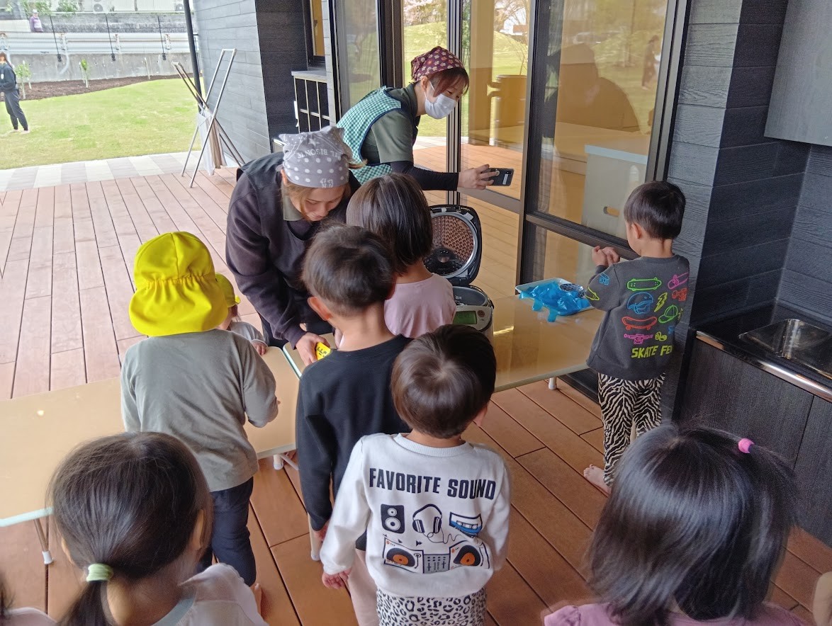 発達支援つむぎ 小郡「食育 おにぎり作りをしよう」 | 保育・発達支援のどろんこ会